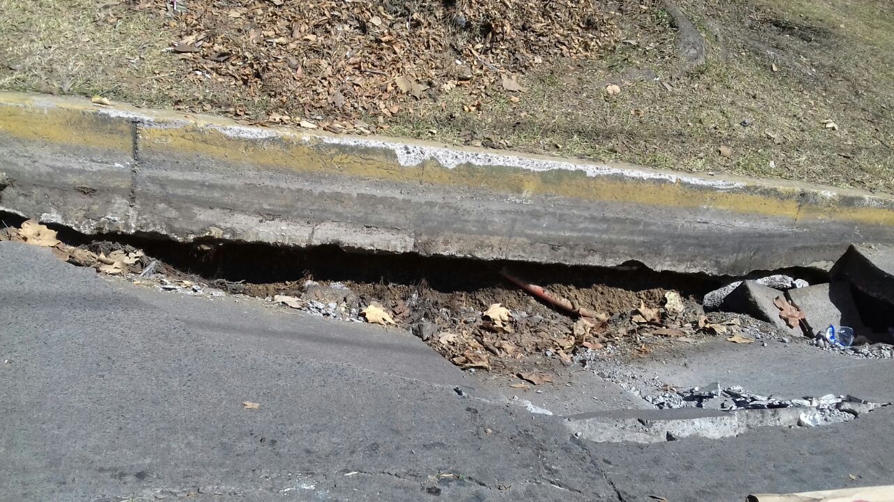 Hundimiento por socavamiento en Av. Araucarias frente al lavado de ... Hundimiento por socavamiento en Av. Araucarias frente al lavado de ...